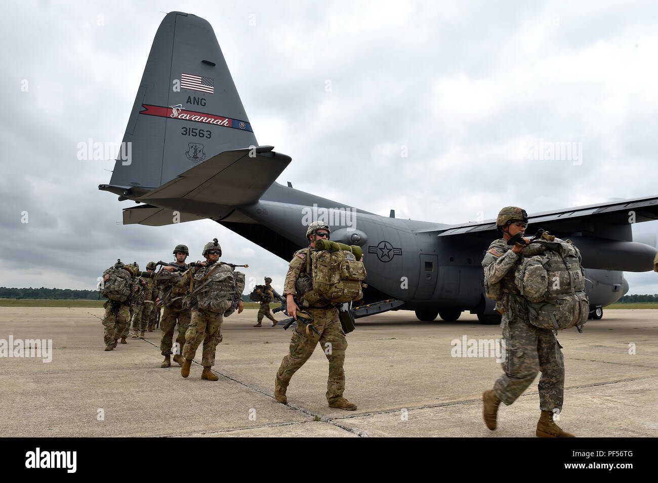 Soldiers assigned to the Massachusetts National Guard, 3-126th Aviation ...