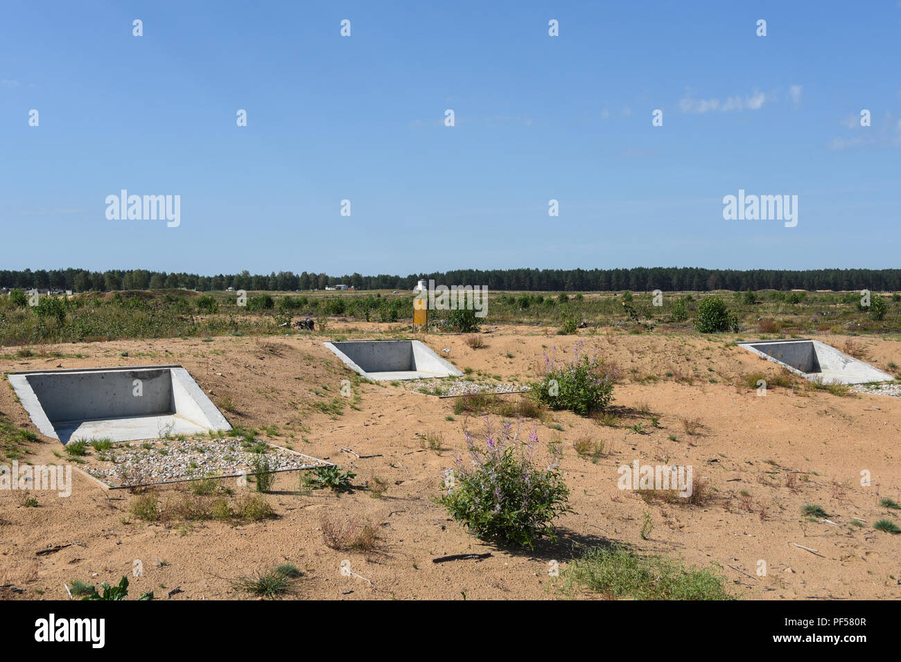 Tank pits hi-res stock photography and images - Alamy