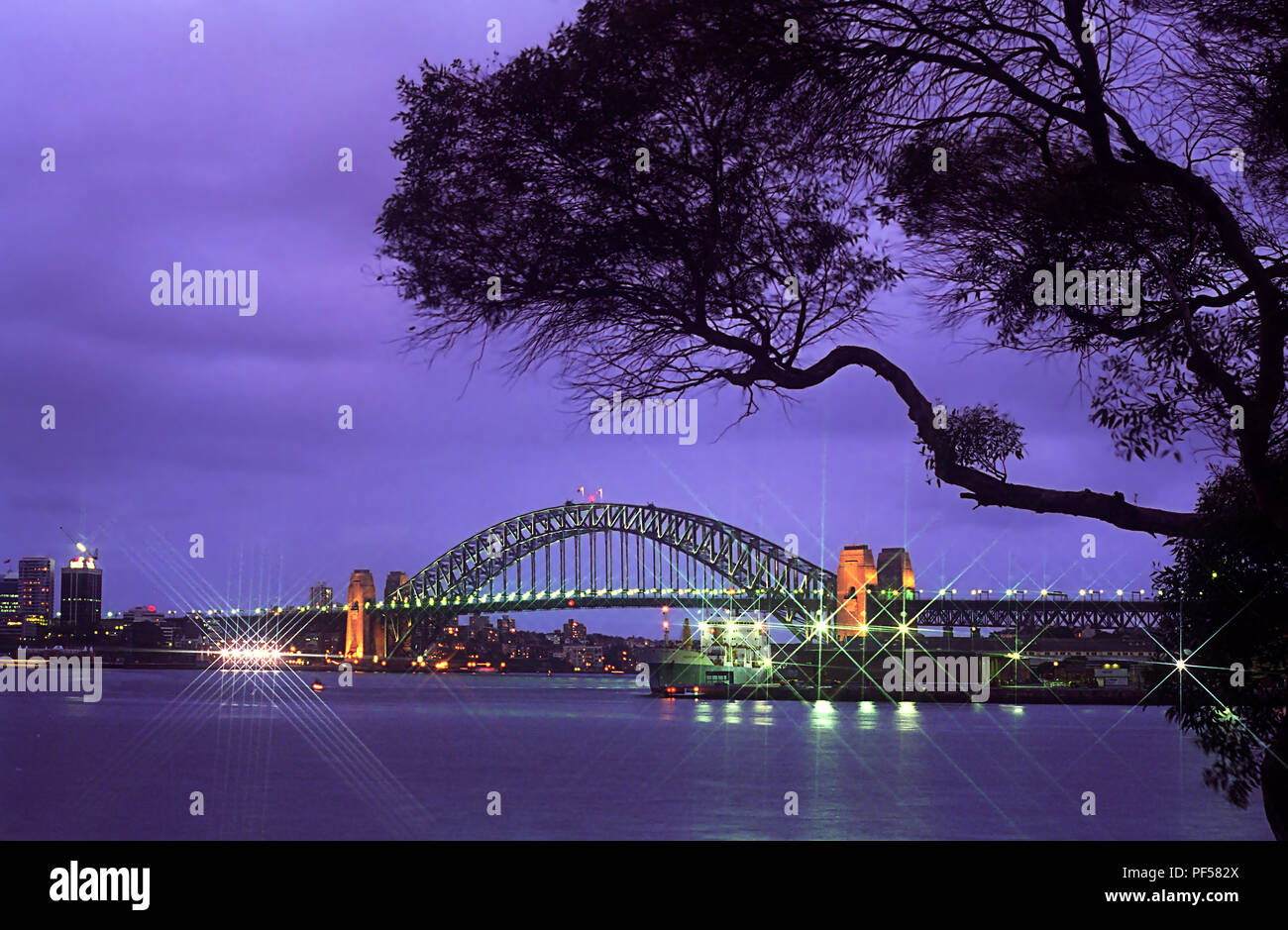 Sydney Harbour Bridge at dusk from Illoura Reserve, Balmain East ...