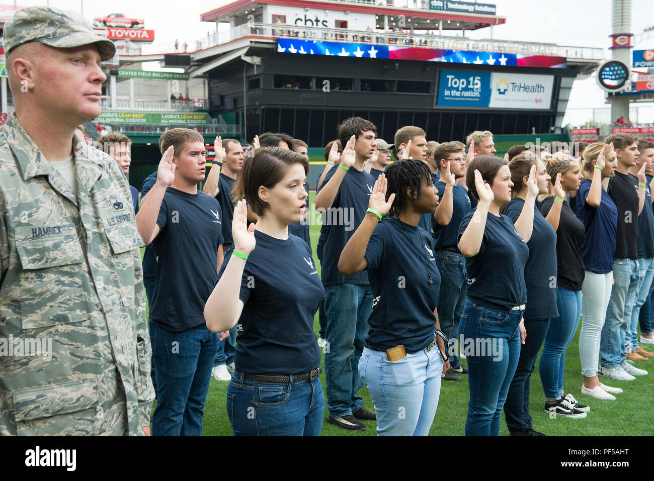 Members of the U.S. Air Force delayed enlistment program take the oath ...
