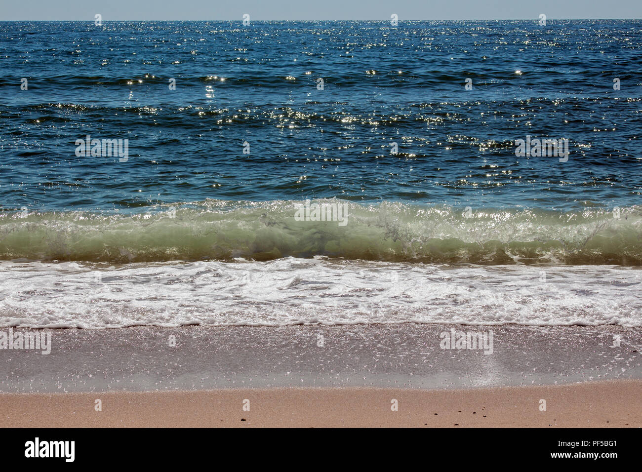 Sea waves rolling hi-res stock photography and images - Alamy