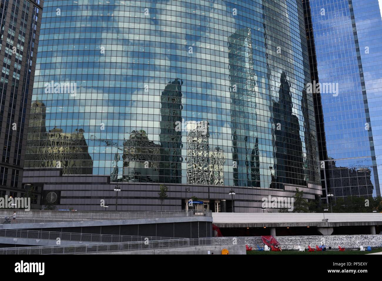 Modern architecture on 333 West Wacker Drive in Chicago Stock Photo - Alamy