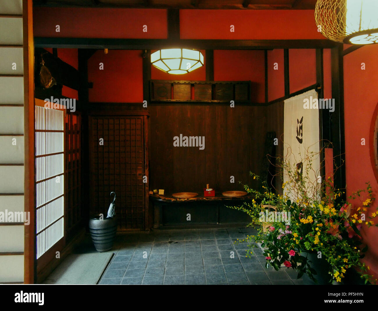 Traditional Hotel (Ryokan) in Kyoto Stock Photo - Alamy