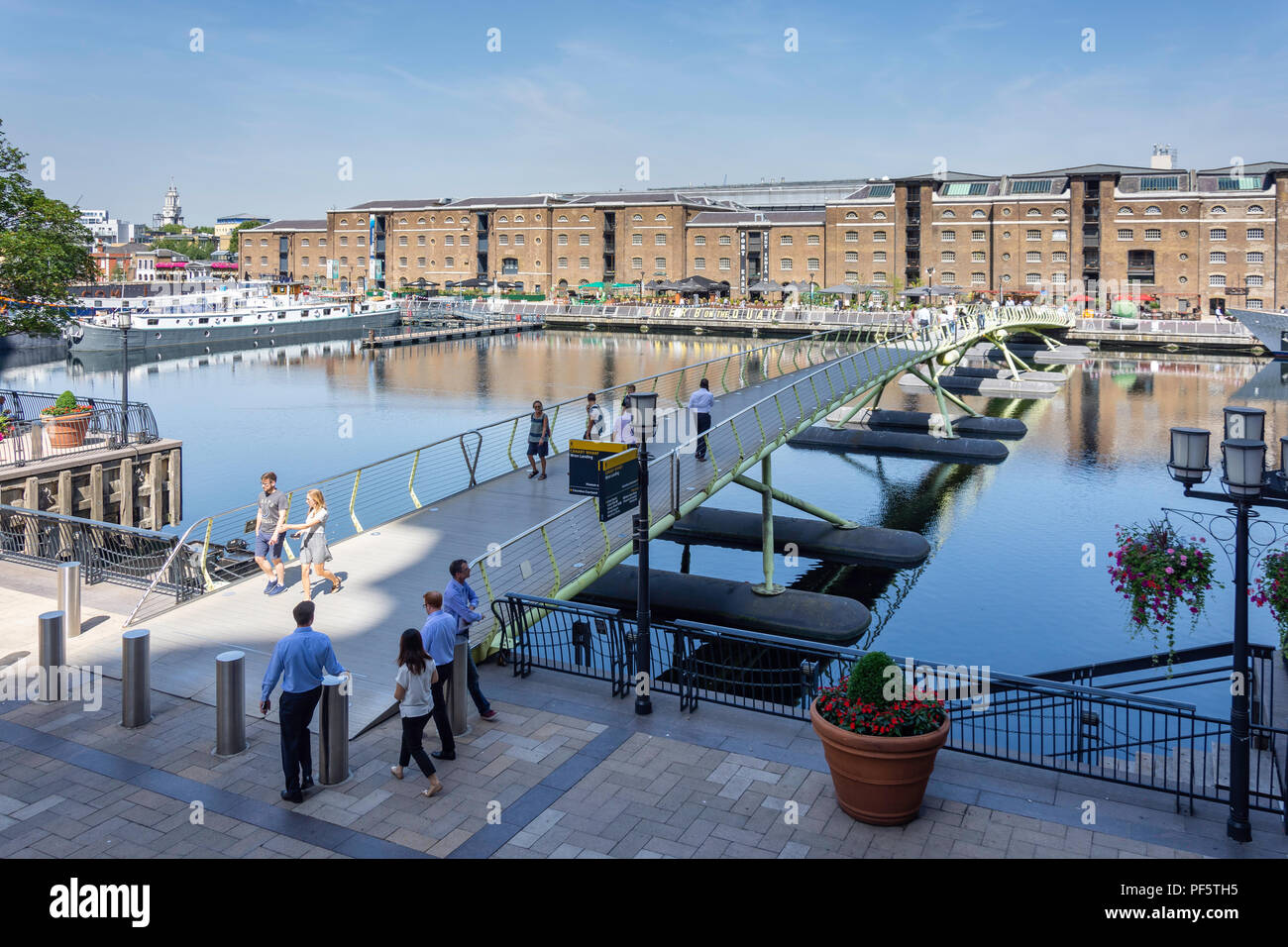Quay wharf hi-res stock photography and images - Alamy