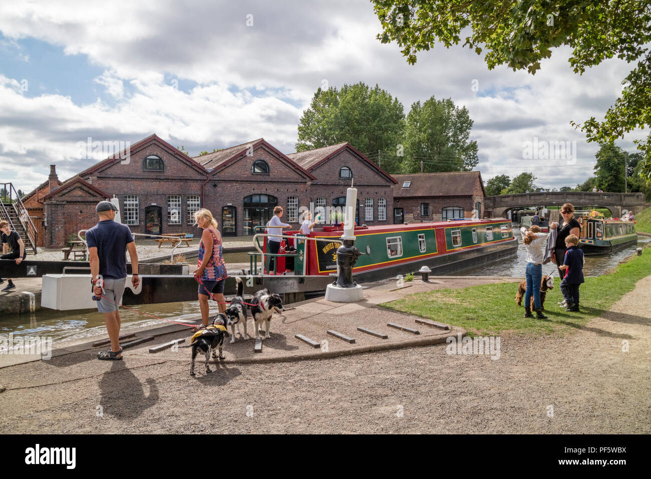 Hatton locks on the Grand Union Canal, near Warwick, Warwickshire ...