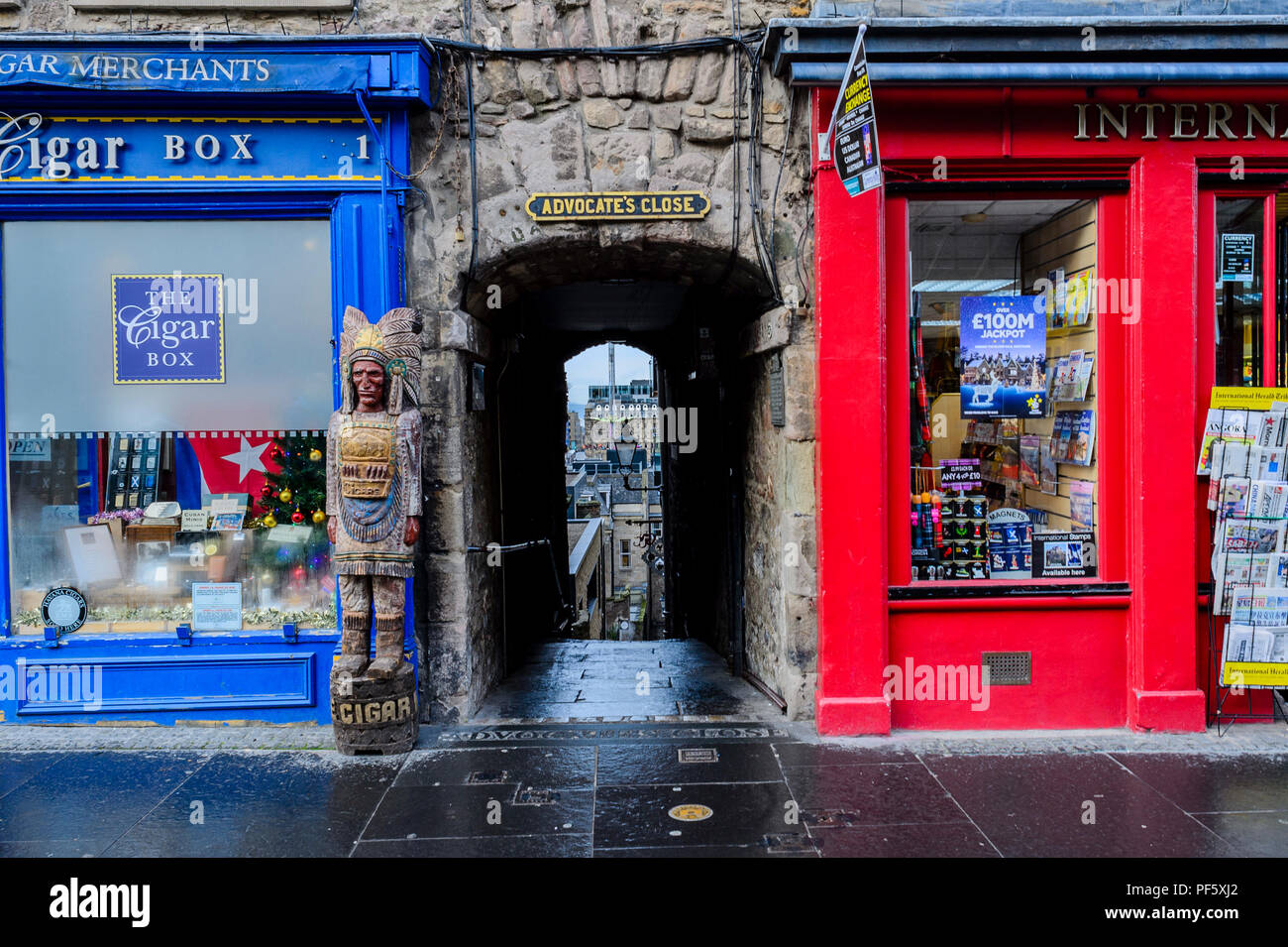 Edinburgh streets hi-res stock photography and images - Alamy