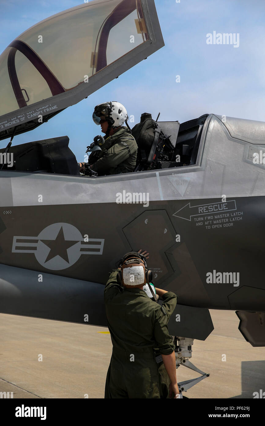 Marines with Marine Fighter Attack Squadron (VMFA) 122 prepare an F-35 ...