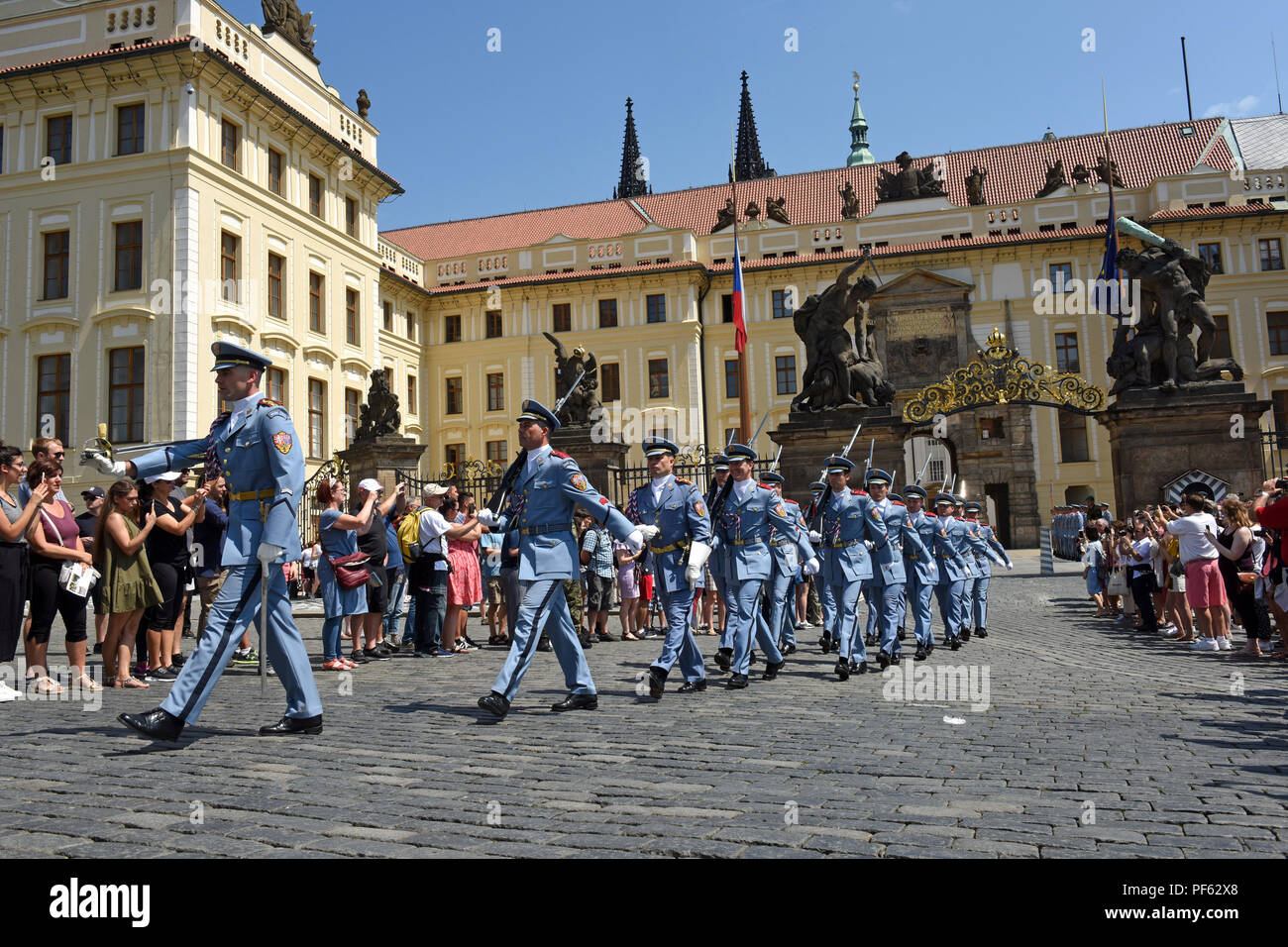 Changing of the guard ceremony hi-res stock photography and images - Alamy