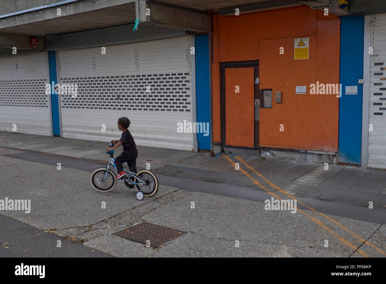 Council estate uk child hi-res stock photography and images - Alamy