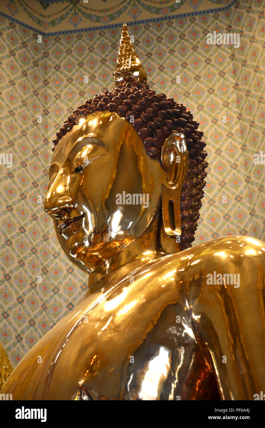 Pure gold Buddha in Wat Traimit Temple, Bangkok, Thailand Stock Photo ...