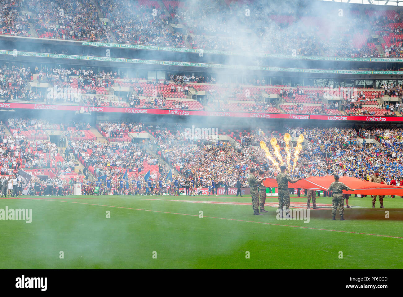 Crowd entering stadium hi-res stock photography and images - Alamy