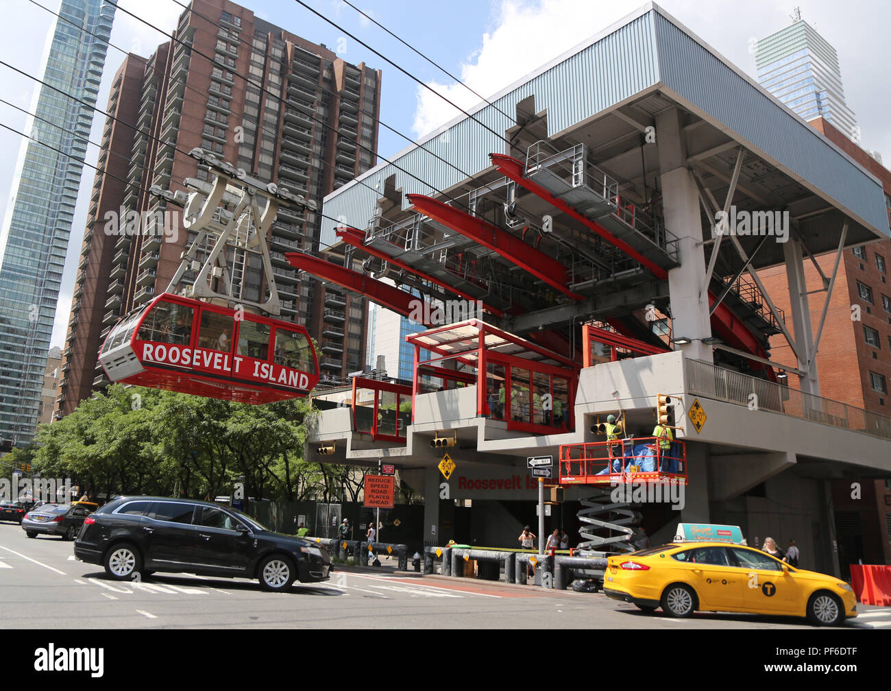 The famous Roosevelt Island Tramway that spans the East River and ...