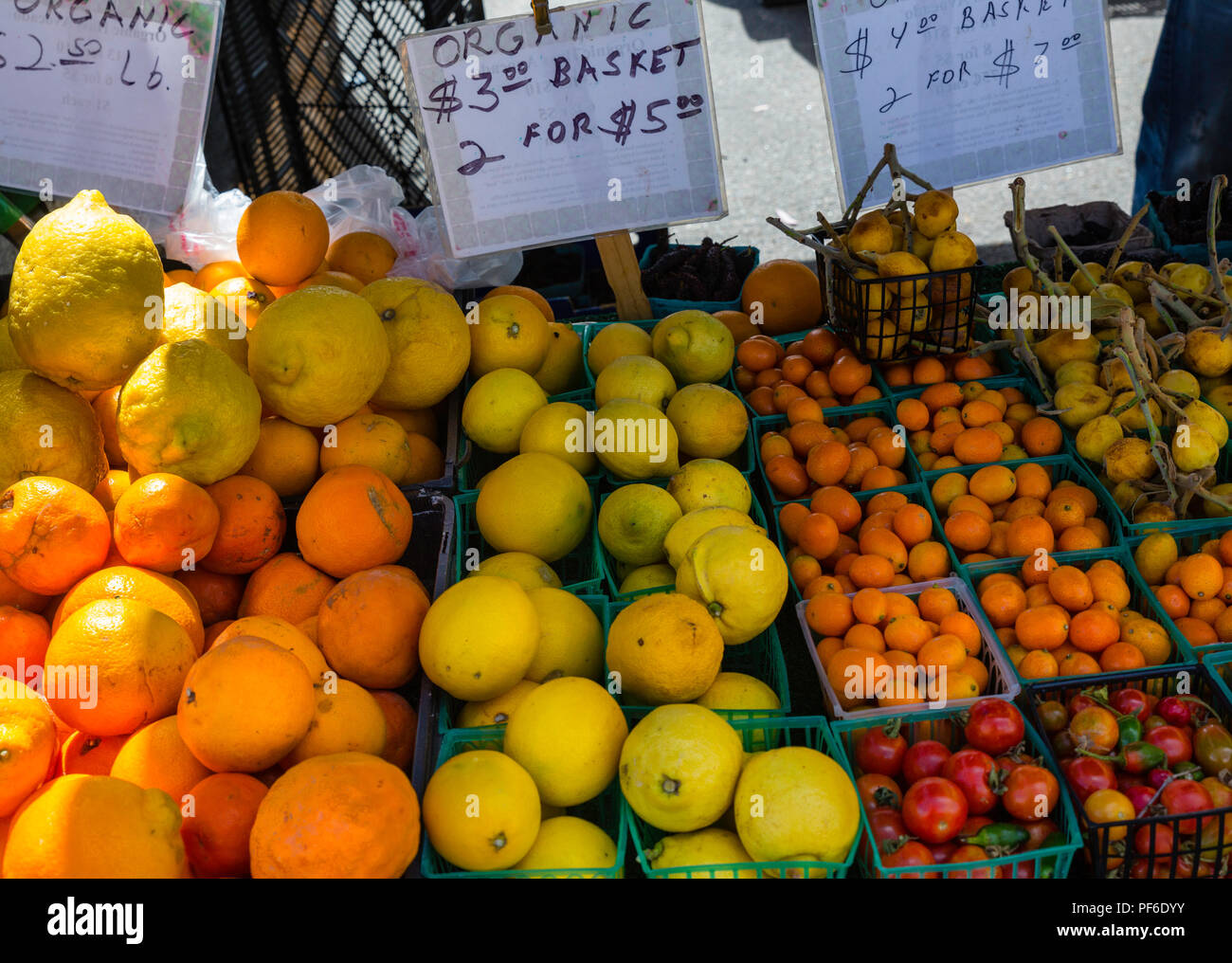 Small citrus fruits hi-res stock photography and images - Alamy