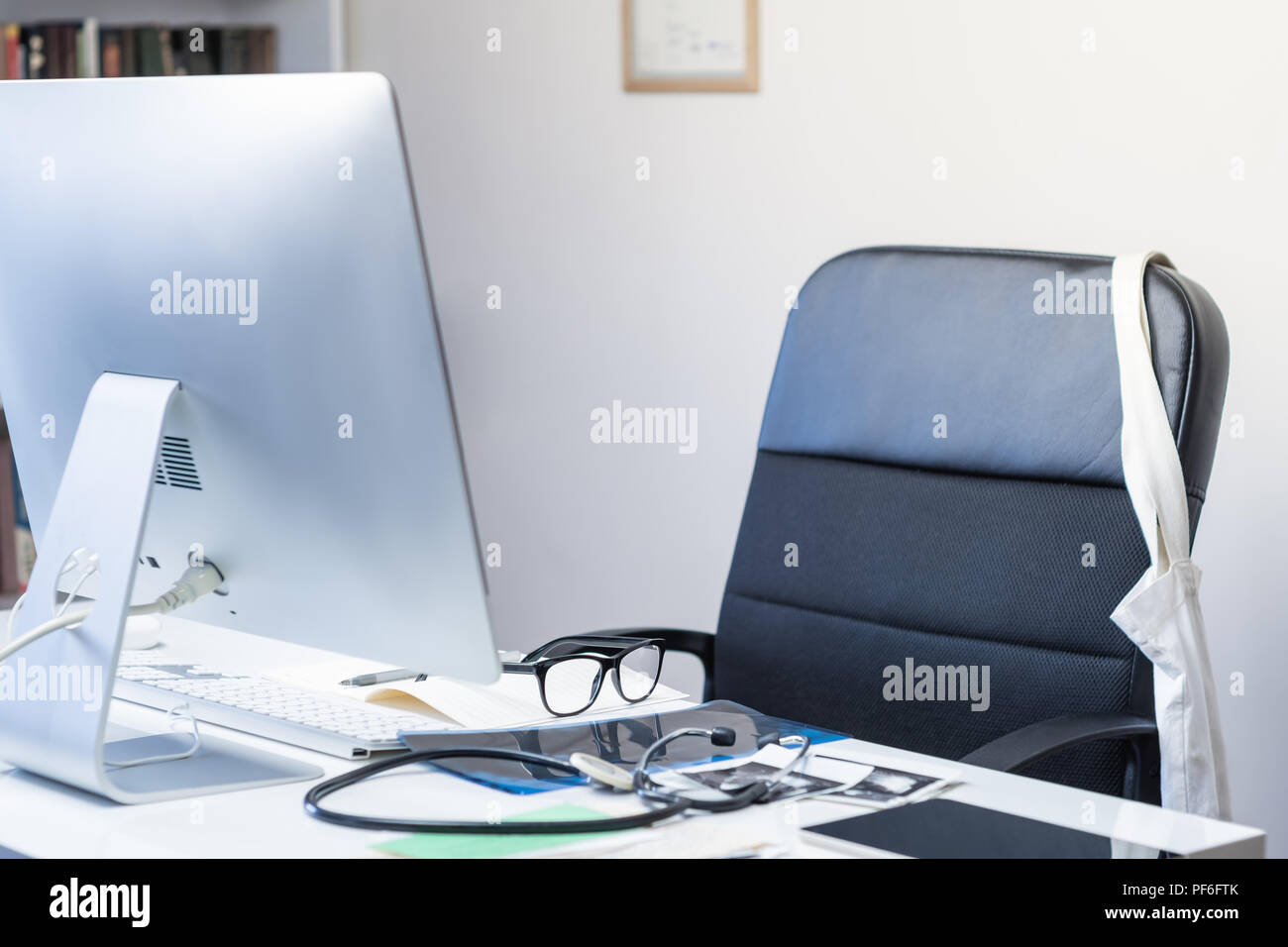 Doctor office reception hi-res stock photography and images - Alamy