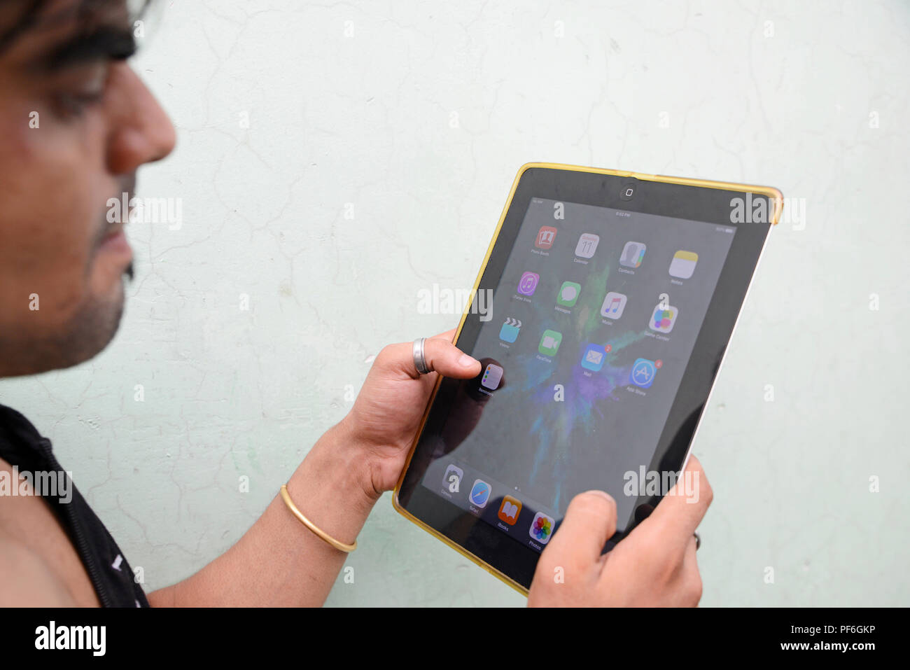 Using app for art hi-res stock photography and images - Alamy