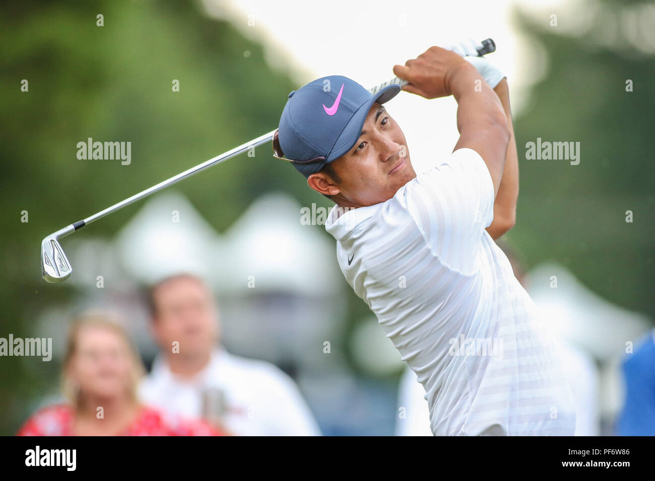 Golfers pan to course hi-res stock photography and images - Alamy