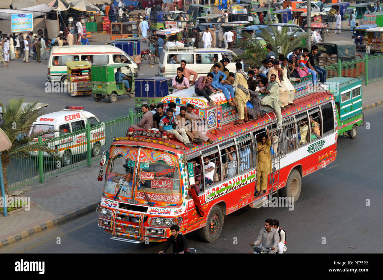 Lahore, Pakistan. 20th Aug, 2018. People travel on an overcrowded bus ...