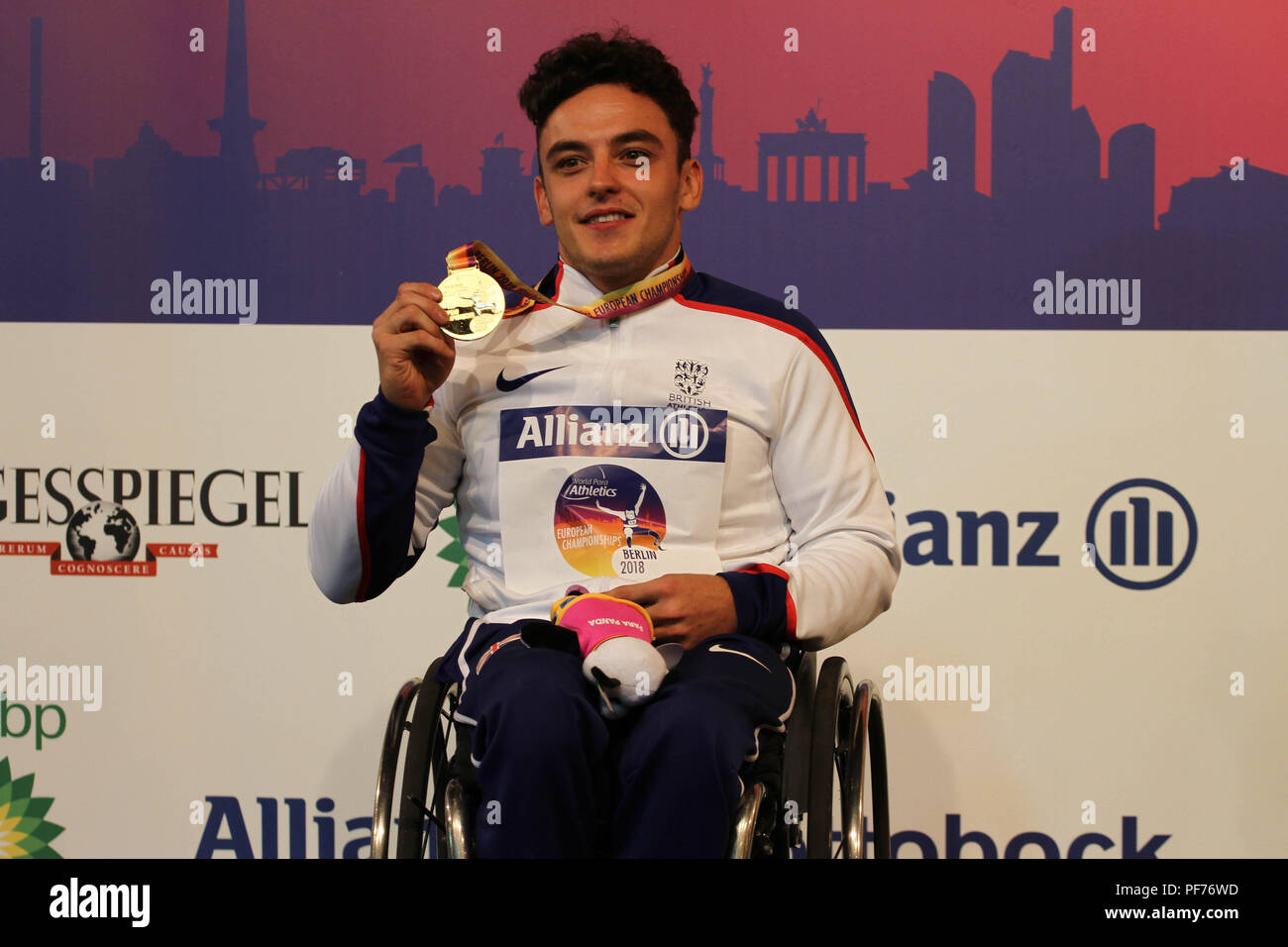 Berlin, Germany. 20th August 2018. Harri Jenkins poses with his gold ...