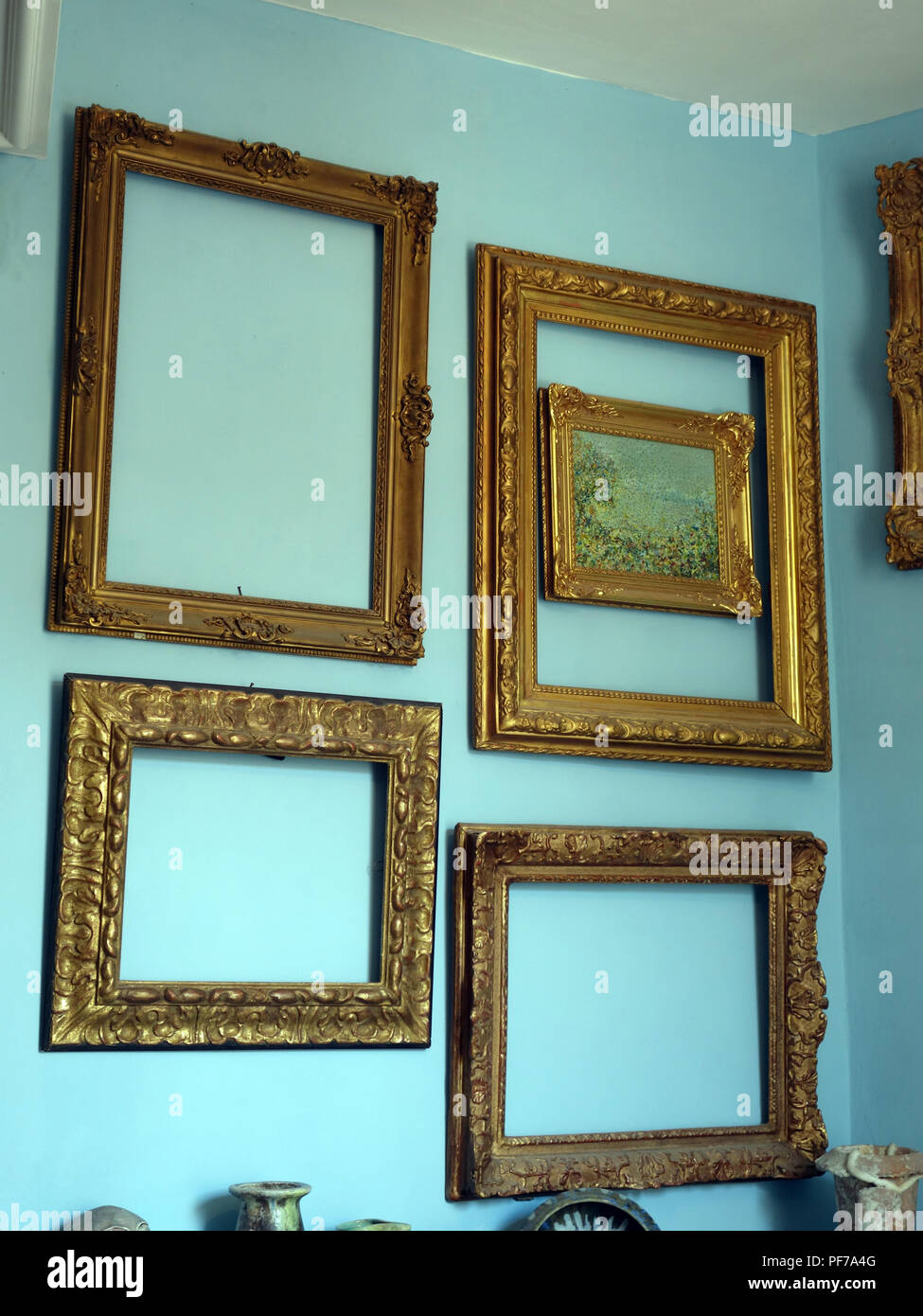 Gold wall molding hi-res stock photography and images - Alamy