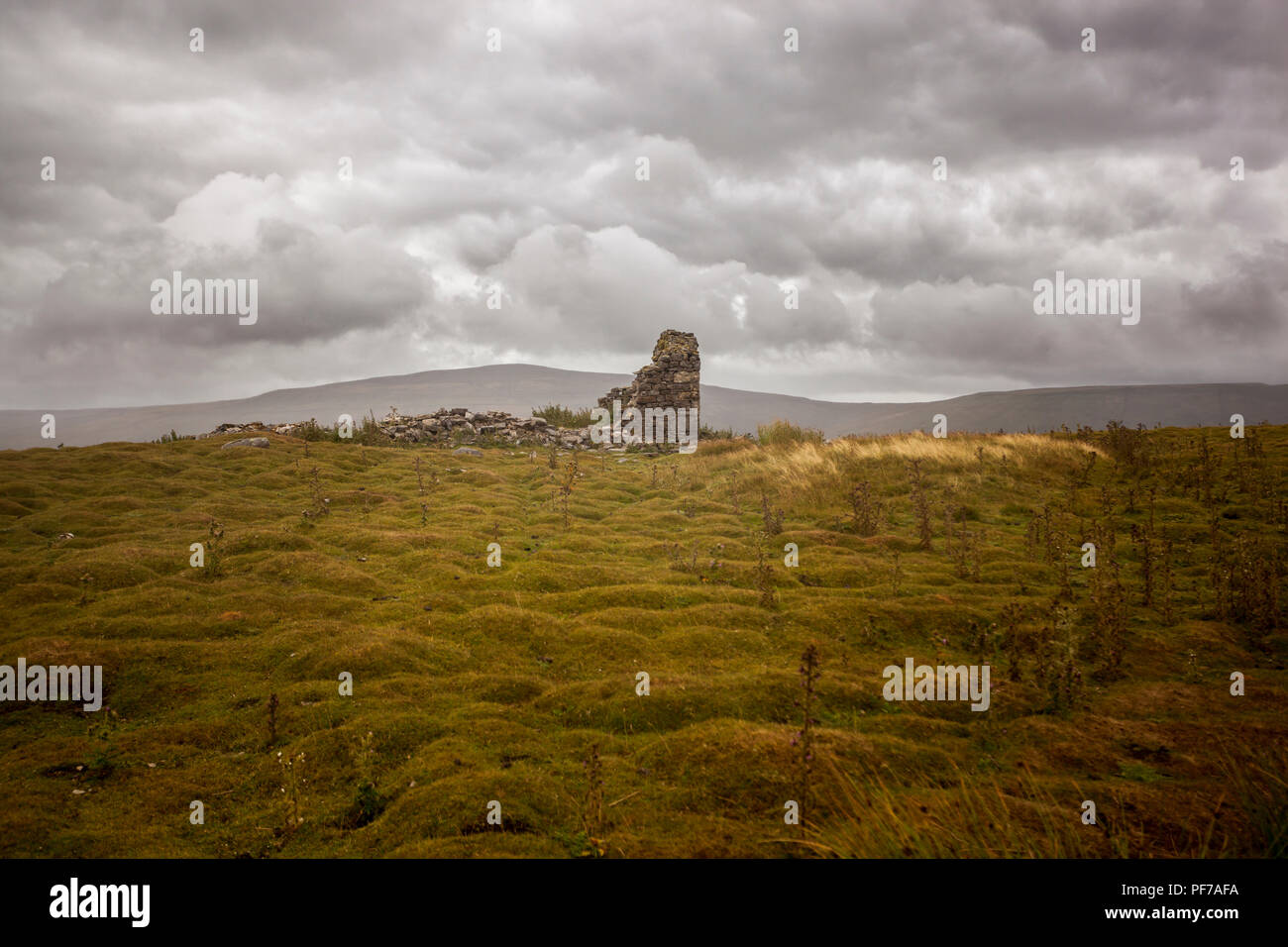 An old worn limestone dry wall barn in the Yorkshire Dales Stock Photo ...