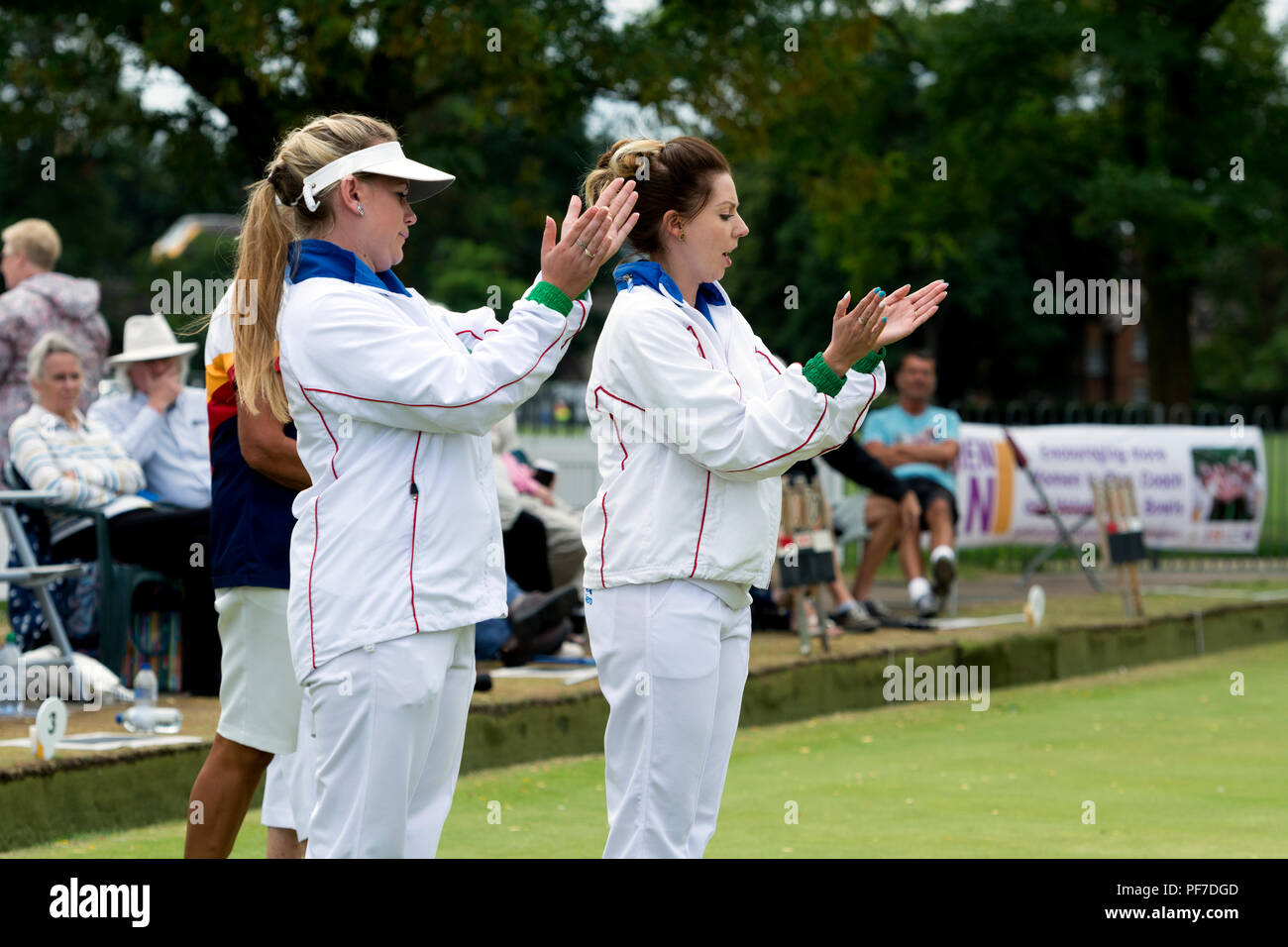 Applause applauding clapping hi-res stock photography and images - Alamy