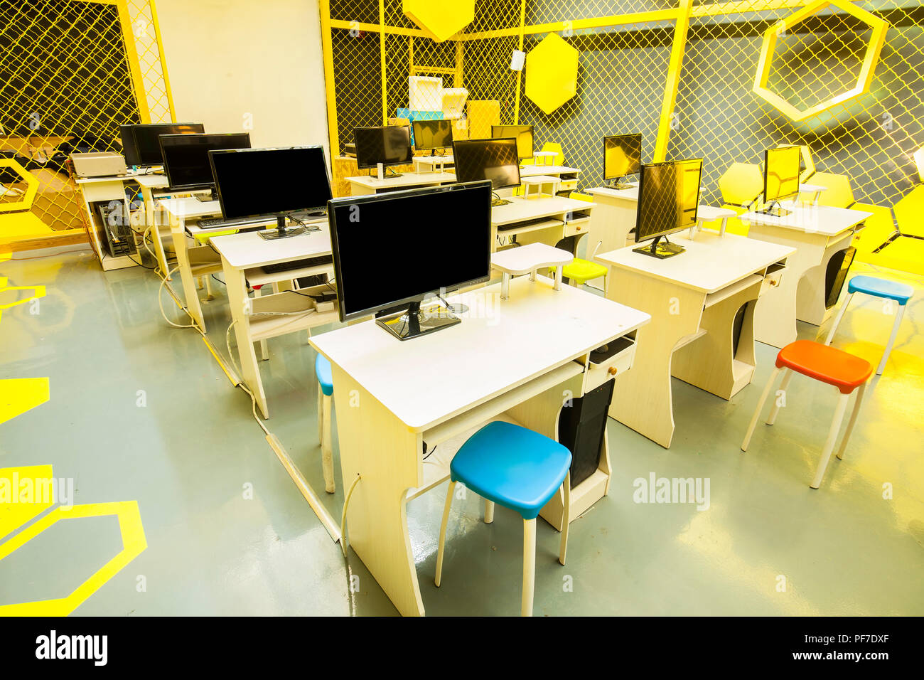 Computer classroom, Internet cafe Stock Photo - Alamy
