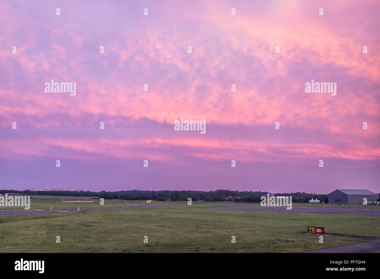 Dulles airport building hi-res stock photography and images - Alamy