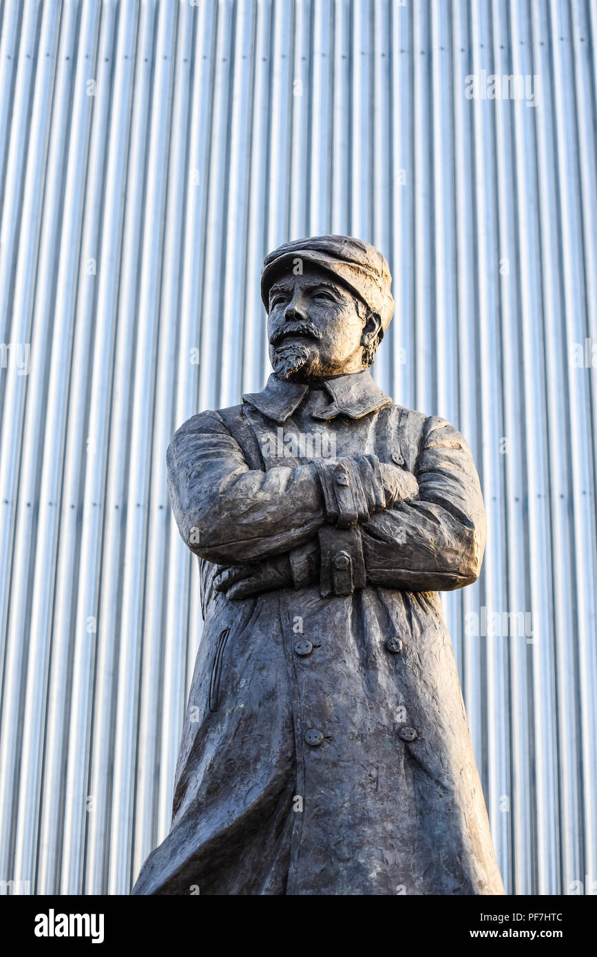 Statue of pilot hi-res stock photography and images - Alamy