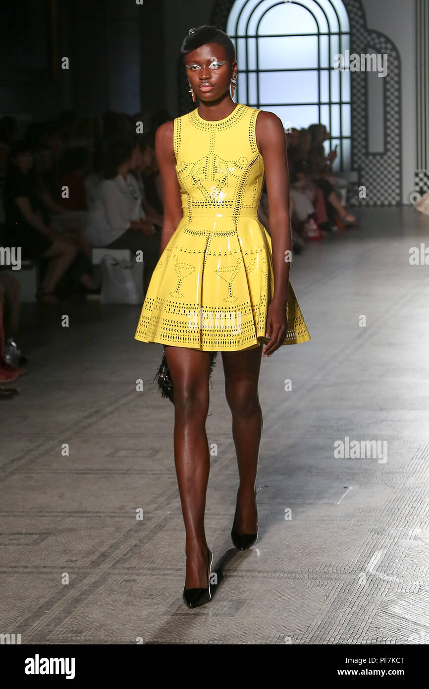 Fashion in Motion by Holly Fulton a fashion show at Victoria and Albert ...