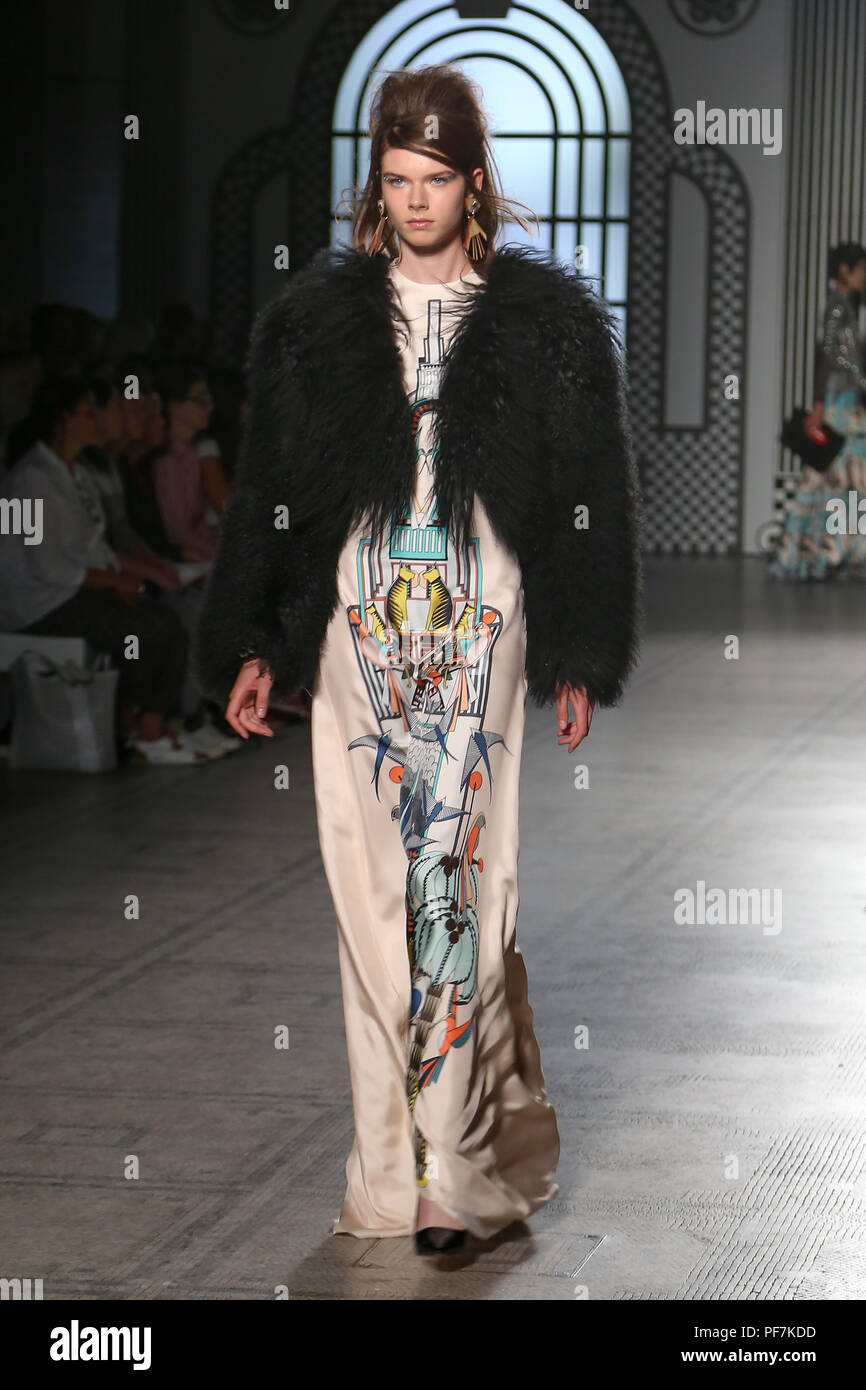 Fashion in Motion by Holly Fulton a fashion show at Victoria and Albert ...