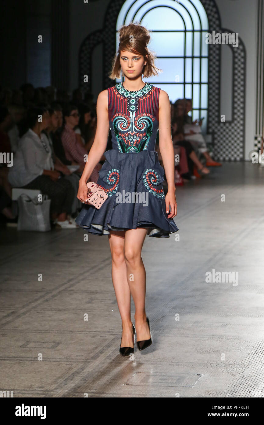Fashion in Motion by Holly Fulton a fashion show at Victoria and Albert ...