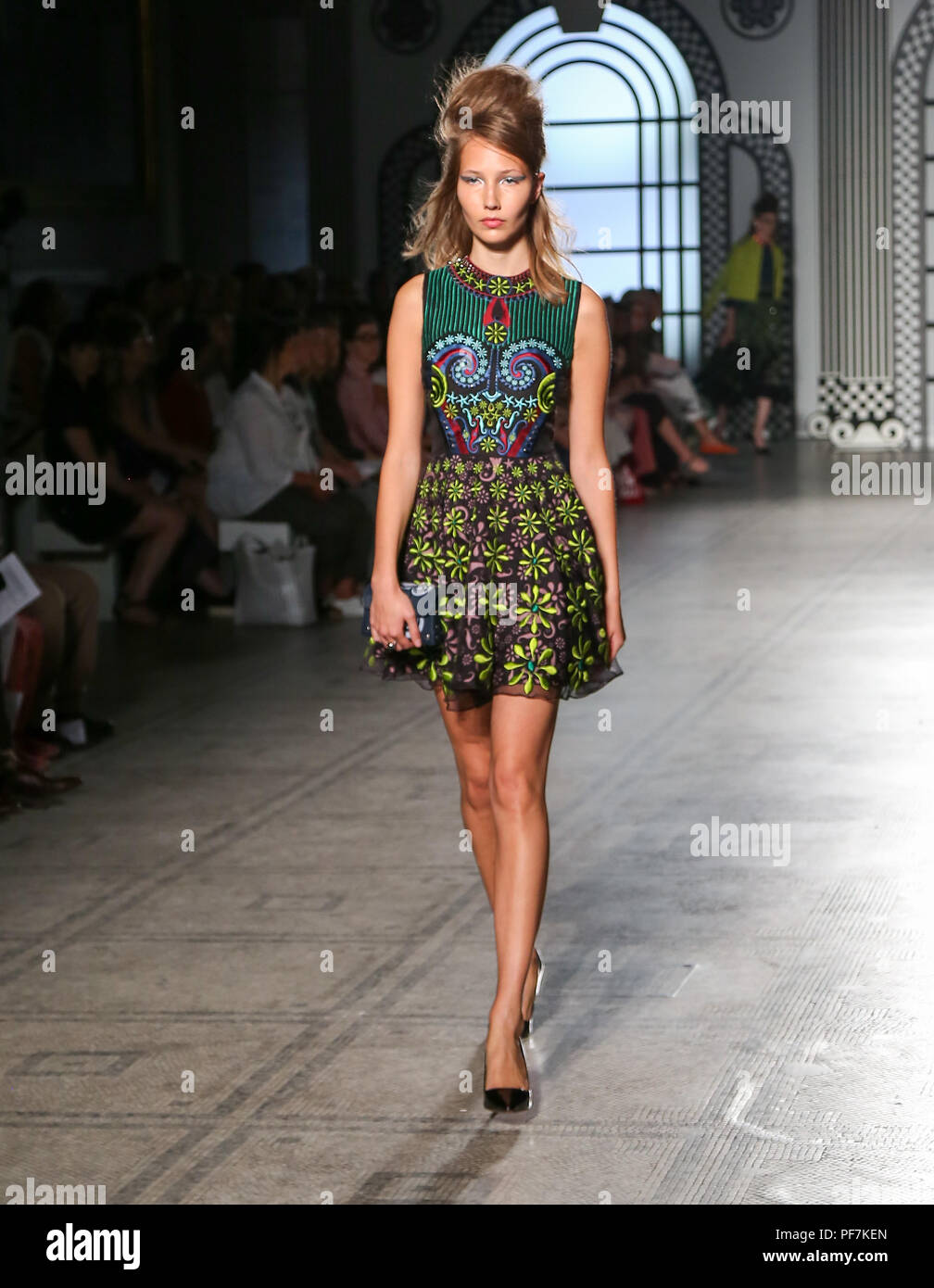 Fashion in Motion by Holly Fulton a fashion show at Victoria and Albert ...