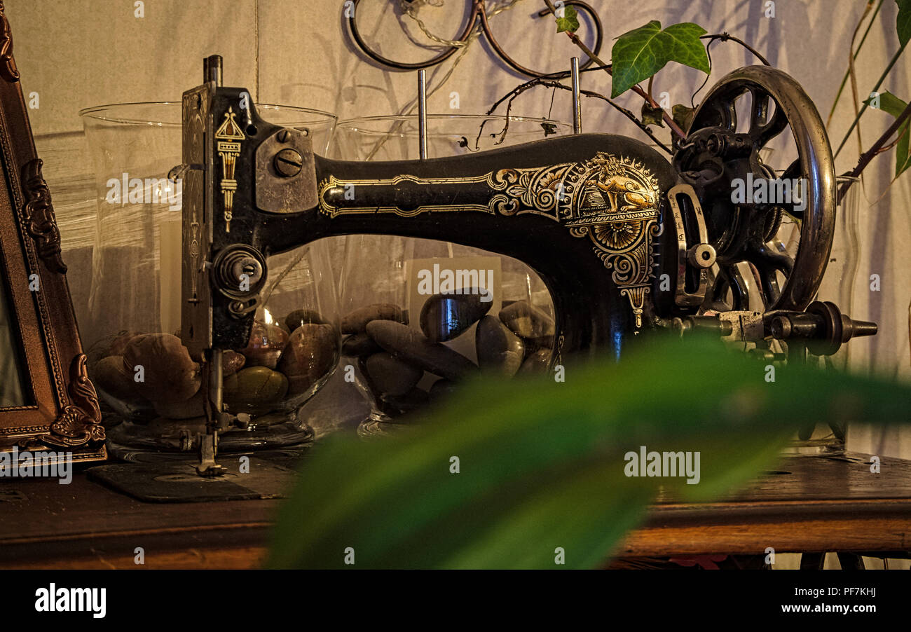 Old sewing machine hi-res stock photography and images - Alamy