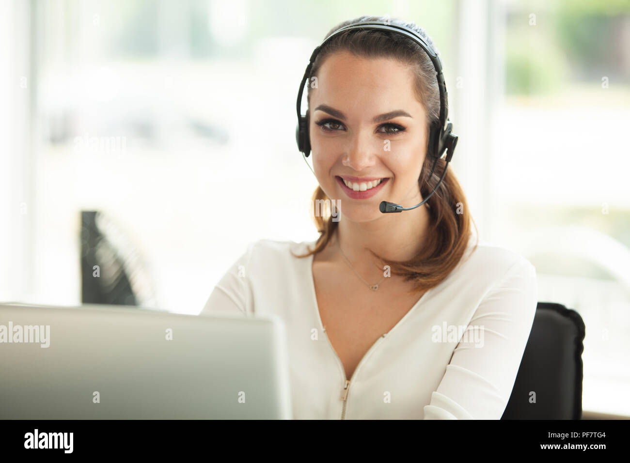 Female customer support operator with headset and smiling Stock Photo - Alamy