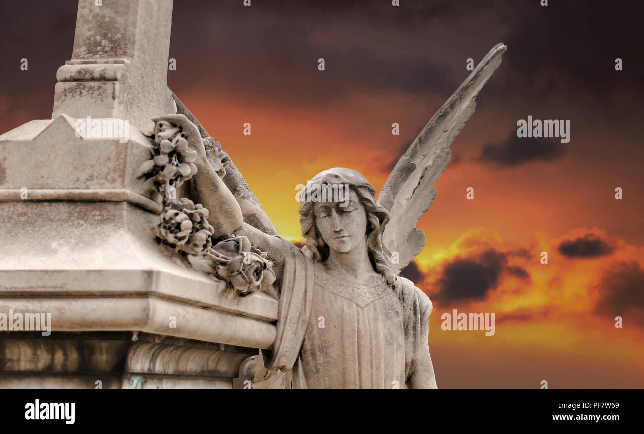 Woman angel sculpture with wings hi-res stock photography and images ...