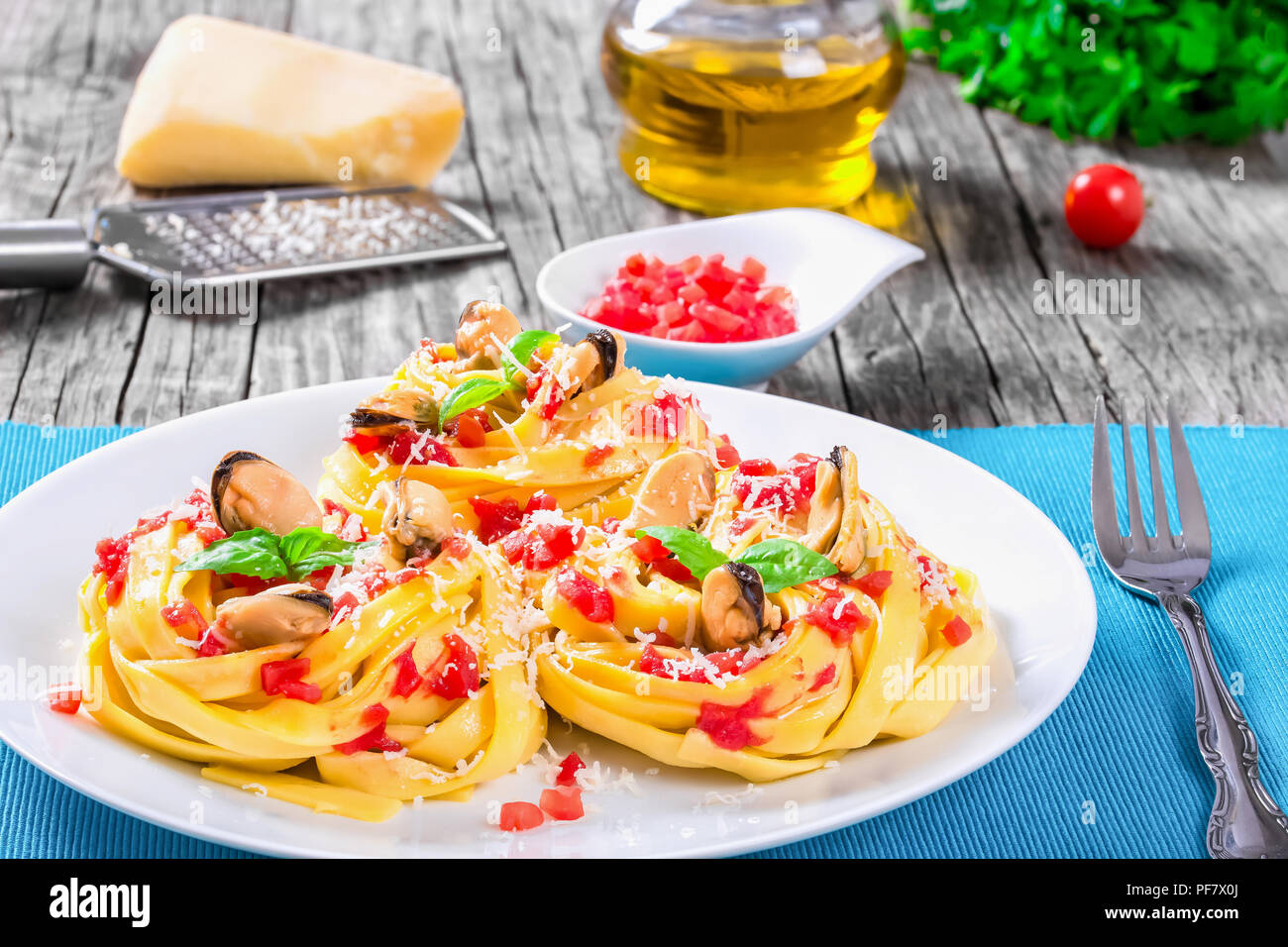 italian pasta with mussels and tomato, close up Stock Photo - Alamy