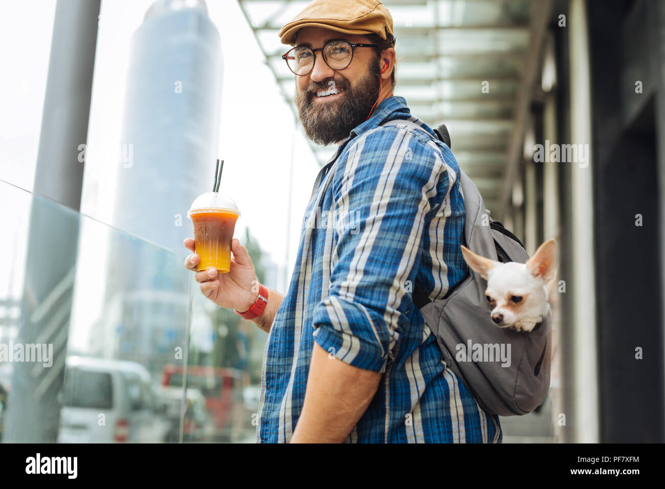 Outside shopping mall hi-res stock photography and images - Alamy