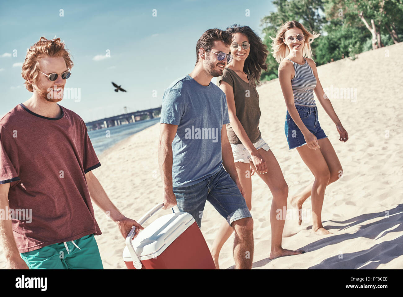 Two friends walking on the beach hi-res stock photography and images ...