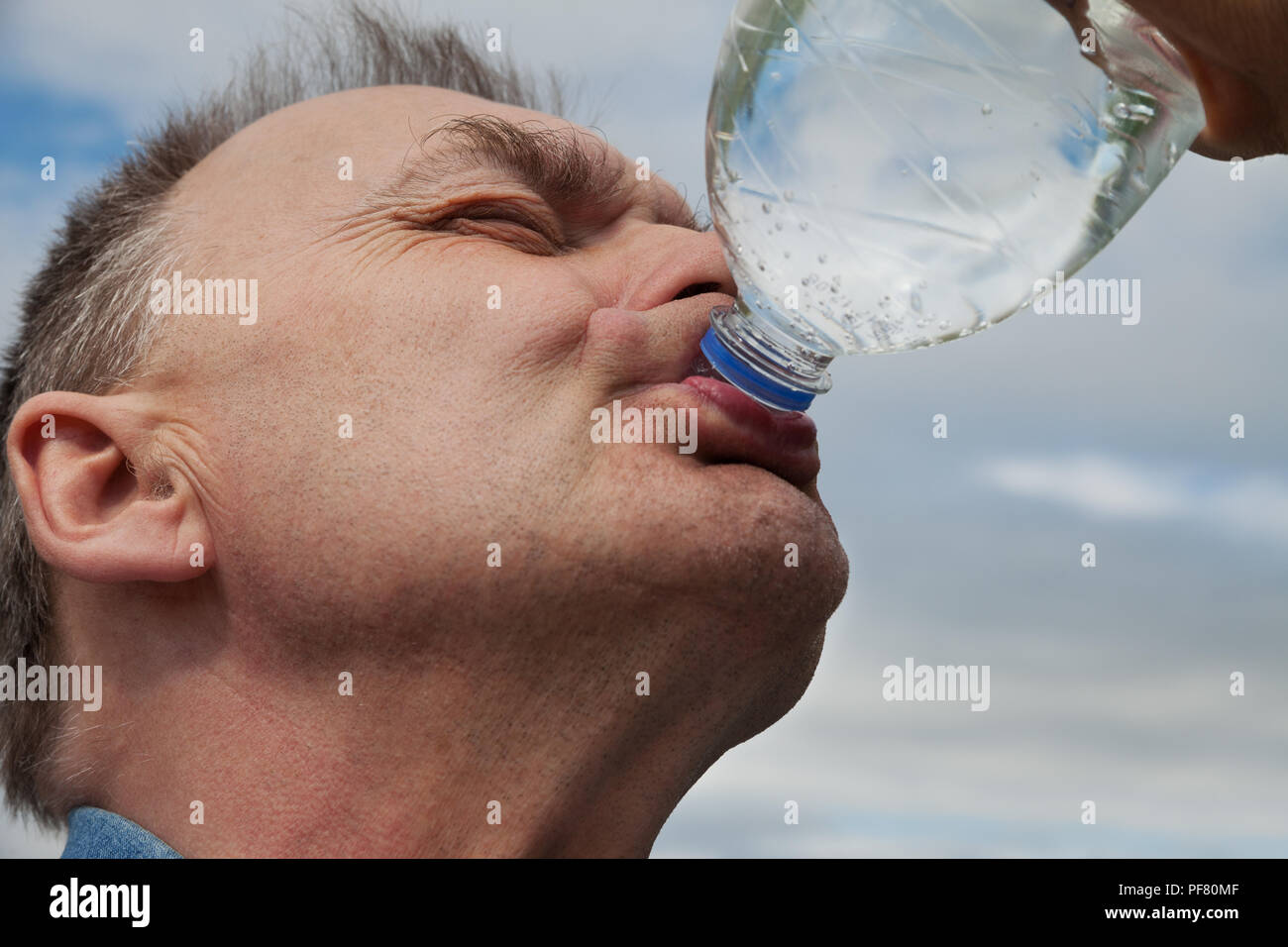 Adult man drinking water from a bottle Stock Photo - Alamy