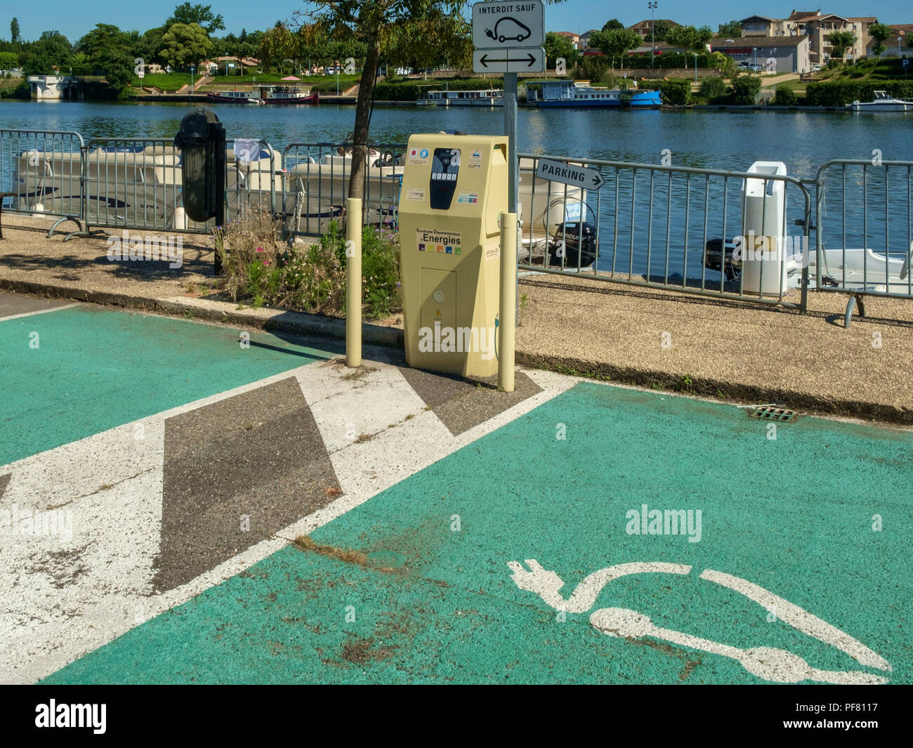 Parking bays hi-res stock photography and images - Alamy