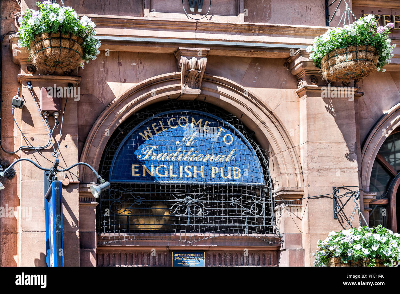 Traditional english pub flowers hi-res stock photography and images - Alamy