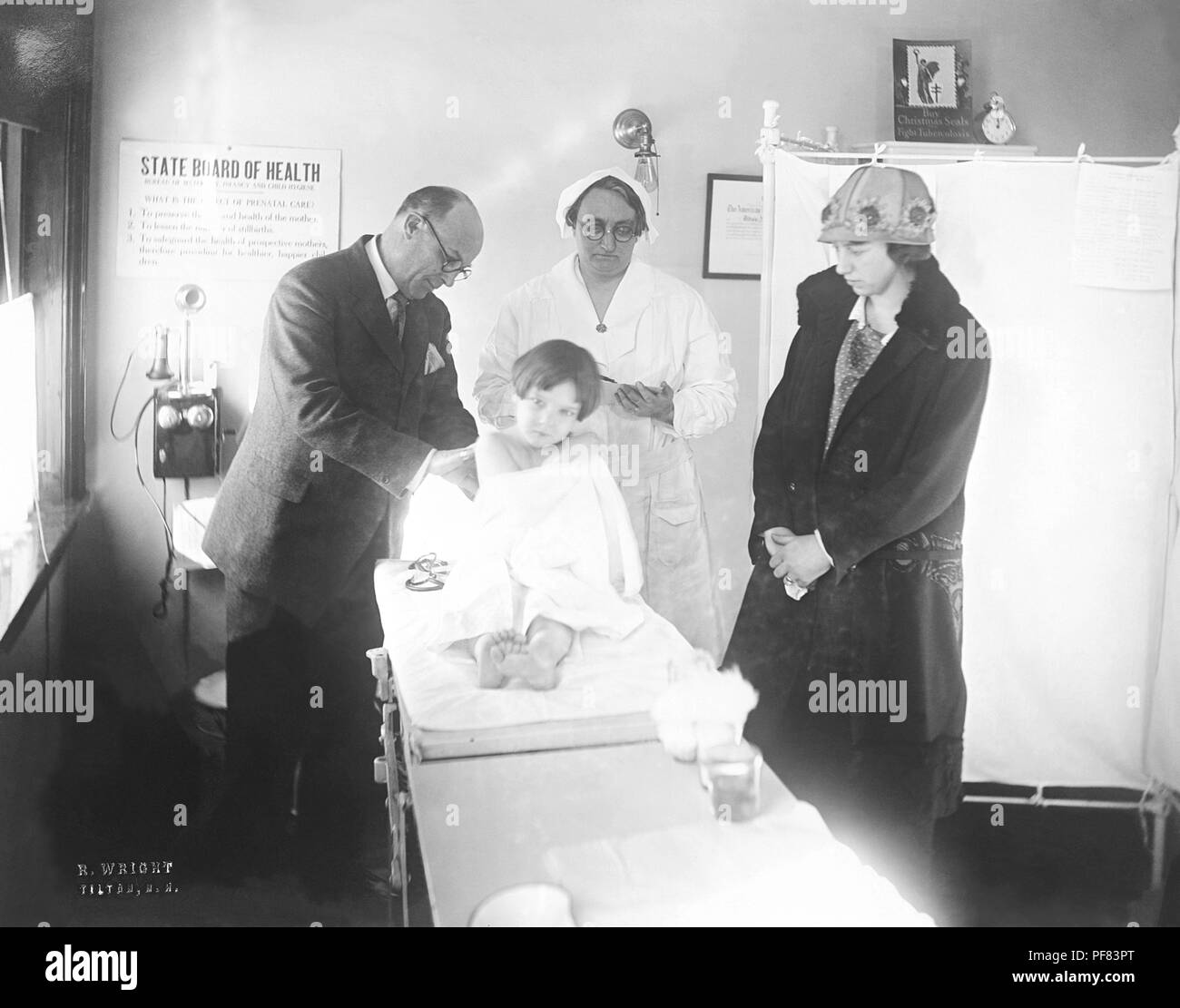 Child doctor examining 1900s hi-res stock photography and images - Alamy