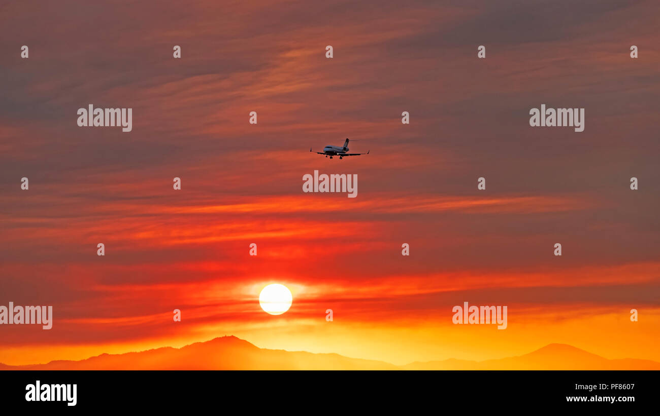 Fire red dawn sky forest hi-res stock photography and images - Alamy