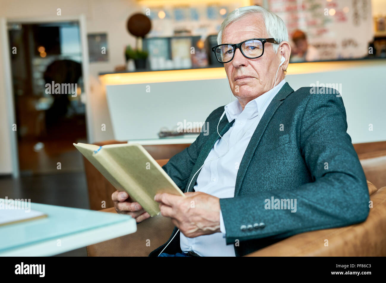 Elderly man glasses reading book hi-res stock photography and images ...