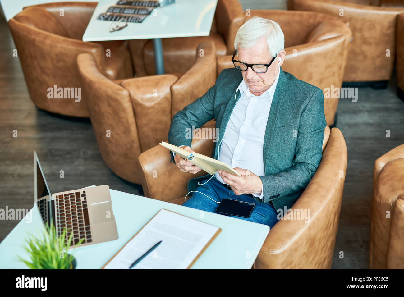Elderly man glasses reading book hi-res stock photography and images ...