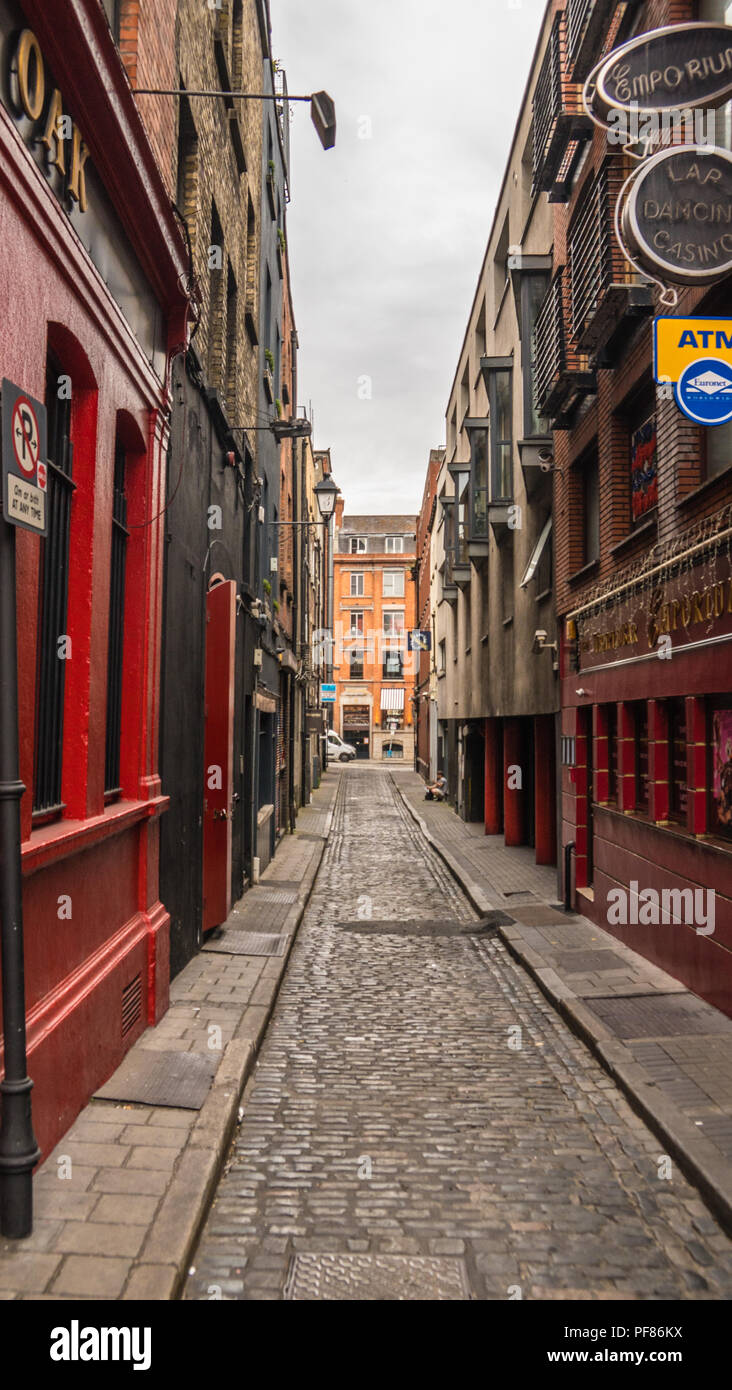 Dublin alley way near the temple Bar District Stock Photo - Alamy