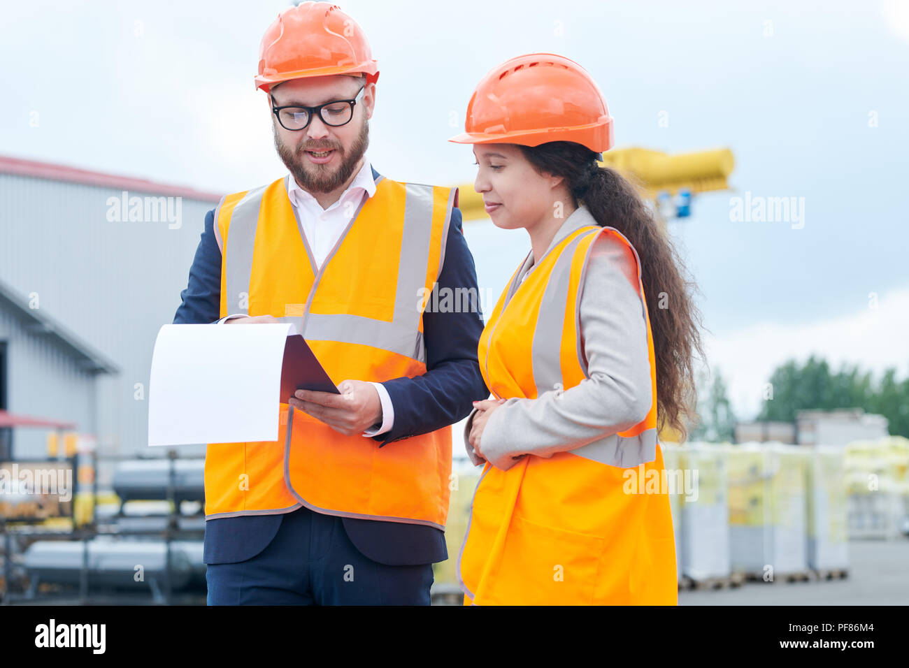 Construction Foreman Instructing Worker Stock Photo - Alamy