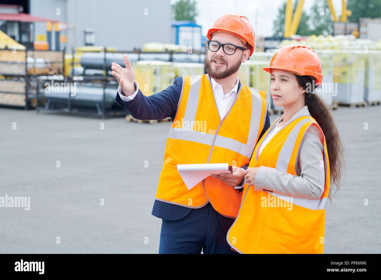 Female foreman clipboard hi-res stock photography and images - Alamy