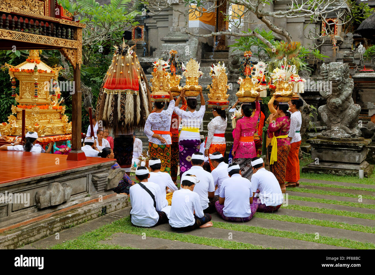 Traditional Balinese Hindu village procession Stock Photo - Alamy