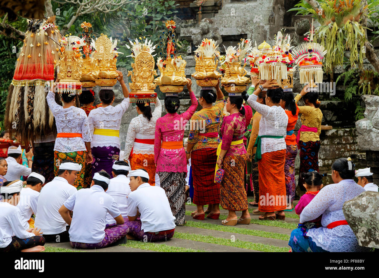 Traditional Balinese Hindu village procession Stock Photo - Alamy